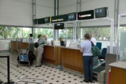 Qantas domestic transfer check-in counter, Brisbane International ...