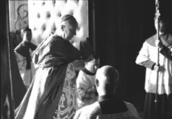 Cardinal Gilroy entering St. Mary's Cathedral for St. Patrick's Day ...